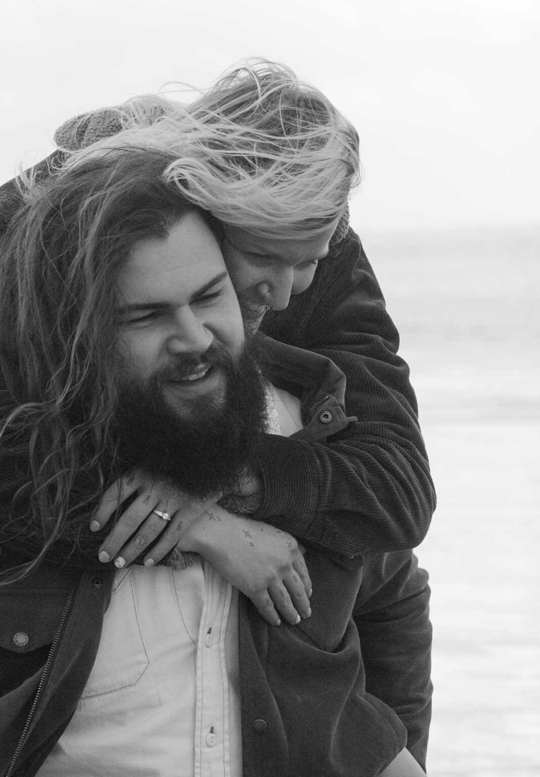 Hannah & Issacs Romantic Engagement on the Windswept Oregon Coast ...