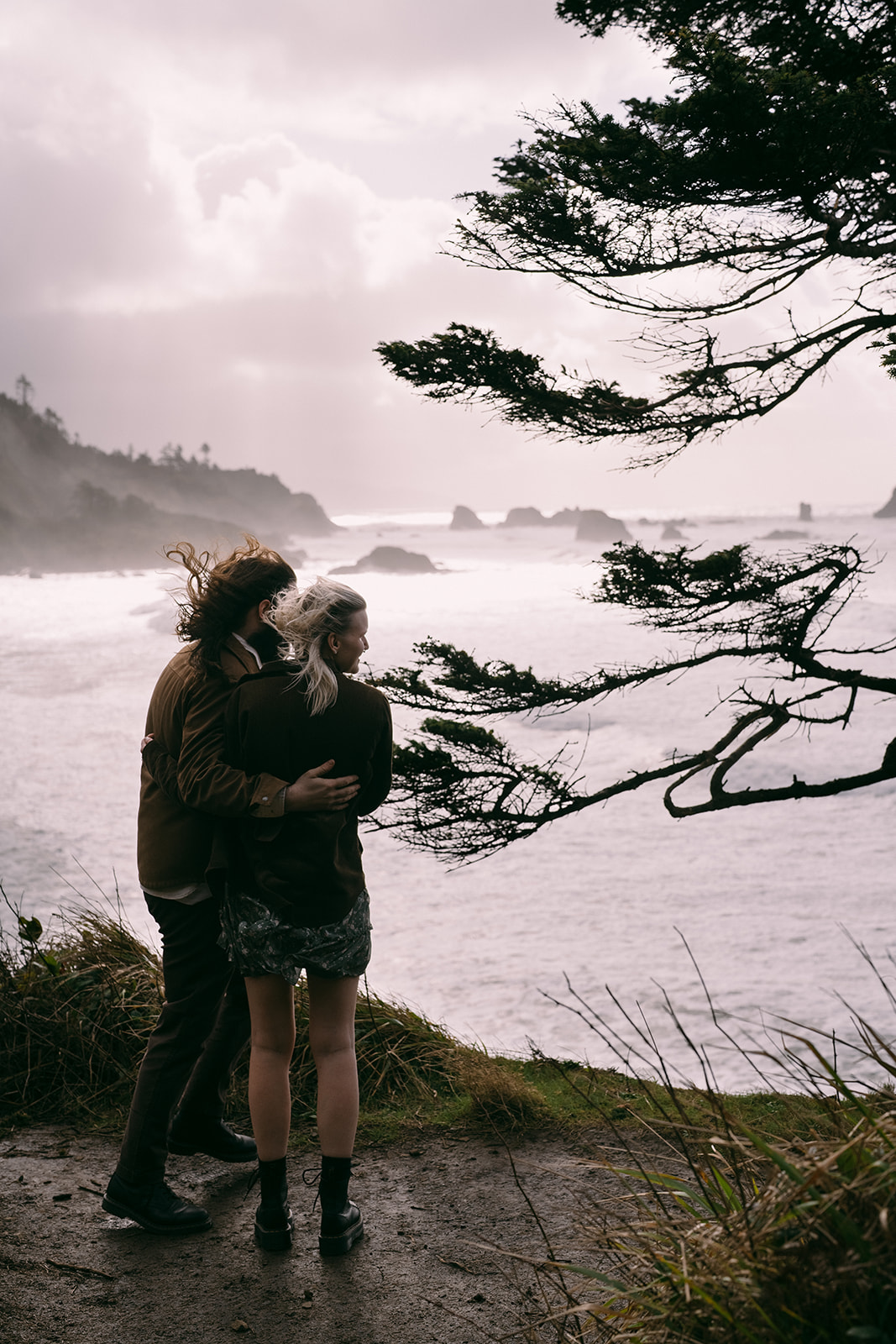 Hannah & Issacs Romantic Engagement on the Windswept Oregon Coast ...