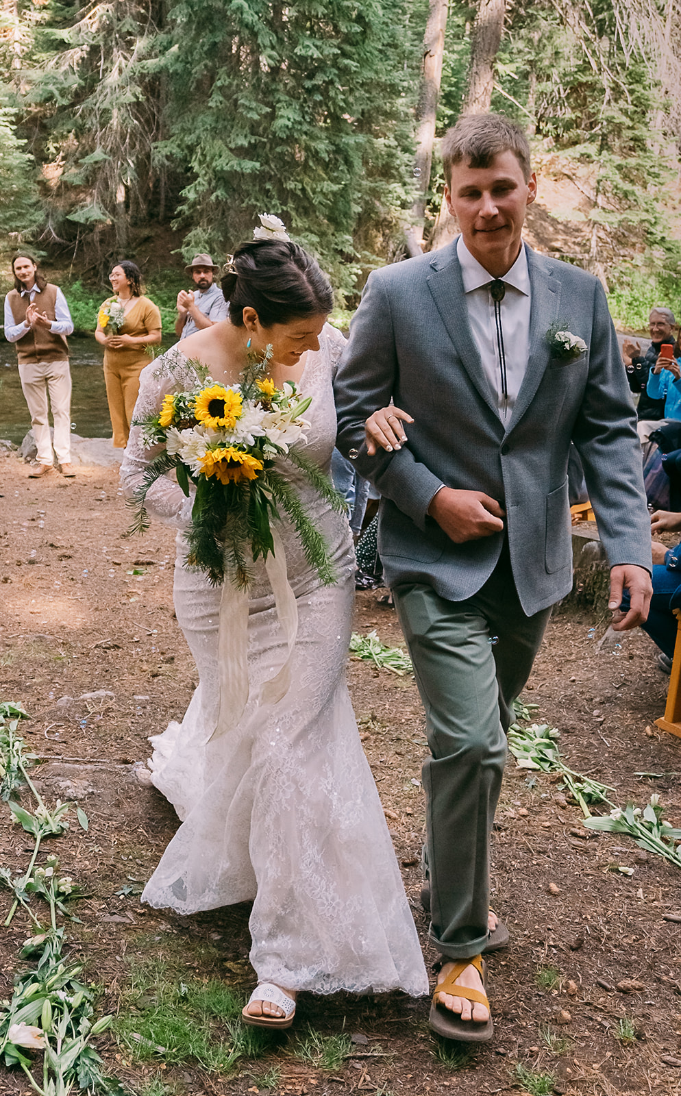 Grace + Isaiah’s Odell Lake Resort Wedding | tulewalks.com