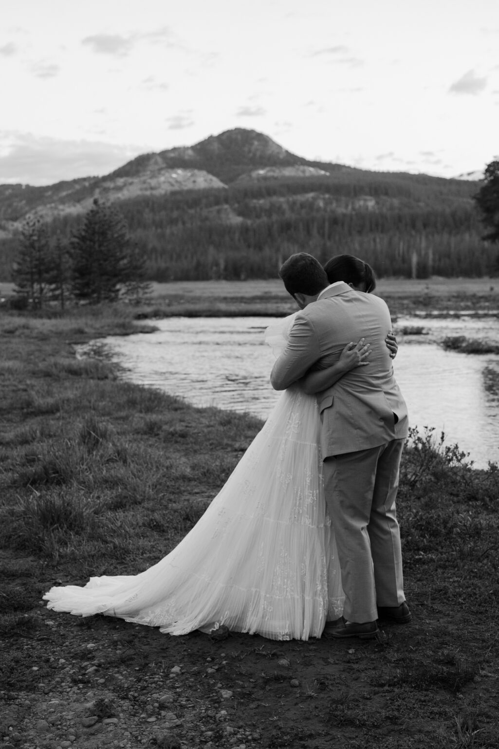 Carley + Autra – Sunrise elopement at Sparks Lake | tulewalks.com